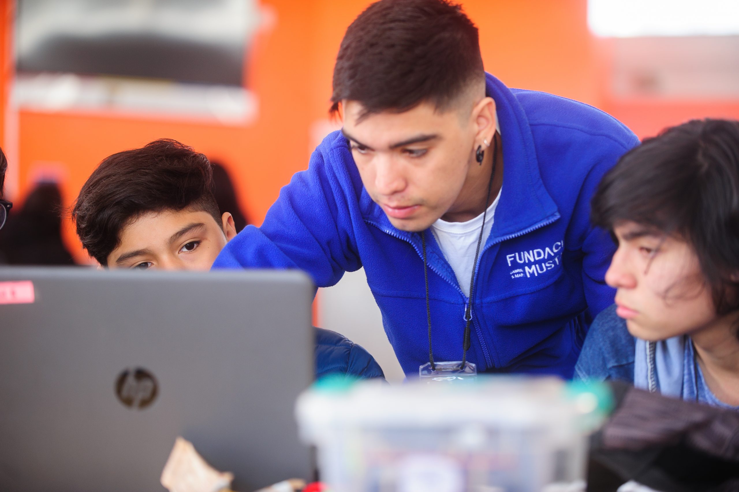 Más de diez mil estudiantes podrán aprender a programar con esta beca